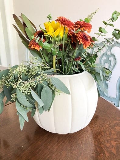 Easy Plastic Pumpkin Centerpiece - amylanham.com